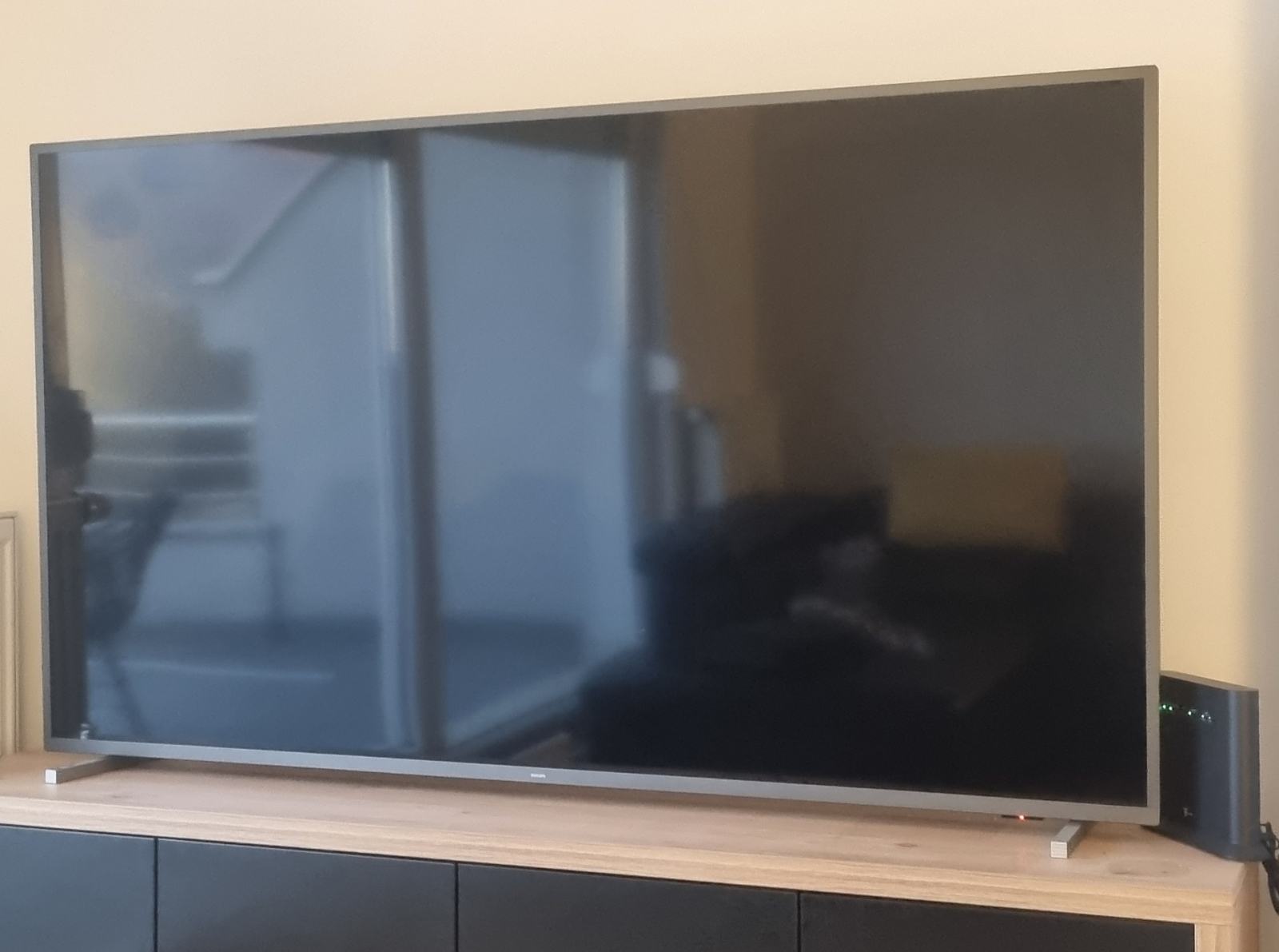 Prodaja malo korištenog Philips televizora, serija 7800, 180 cm dijag.