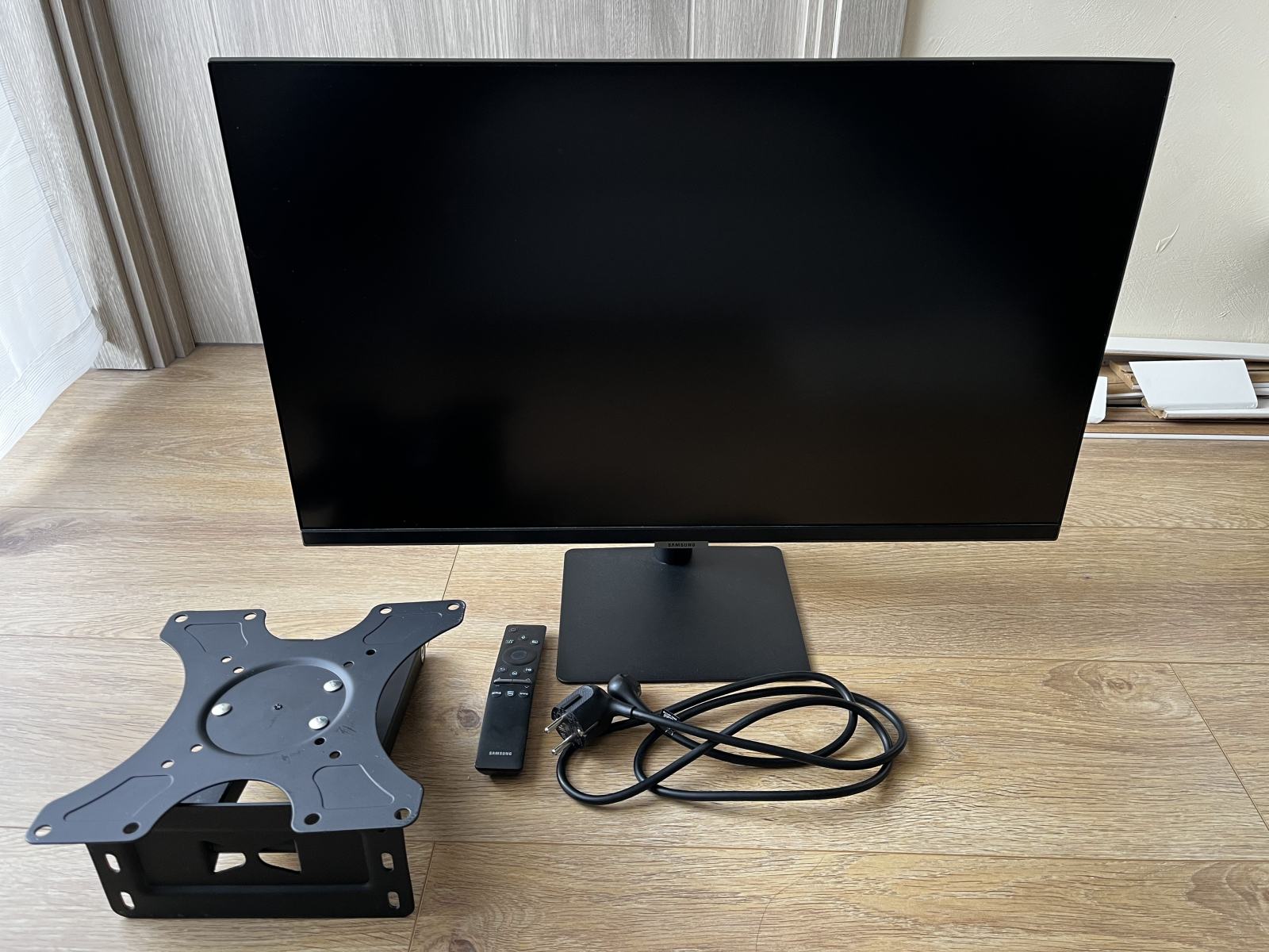 Samsung M5 Smart Monitor 27 + stalak za zid