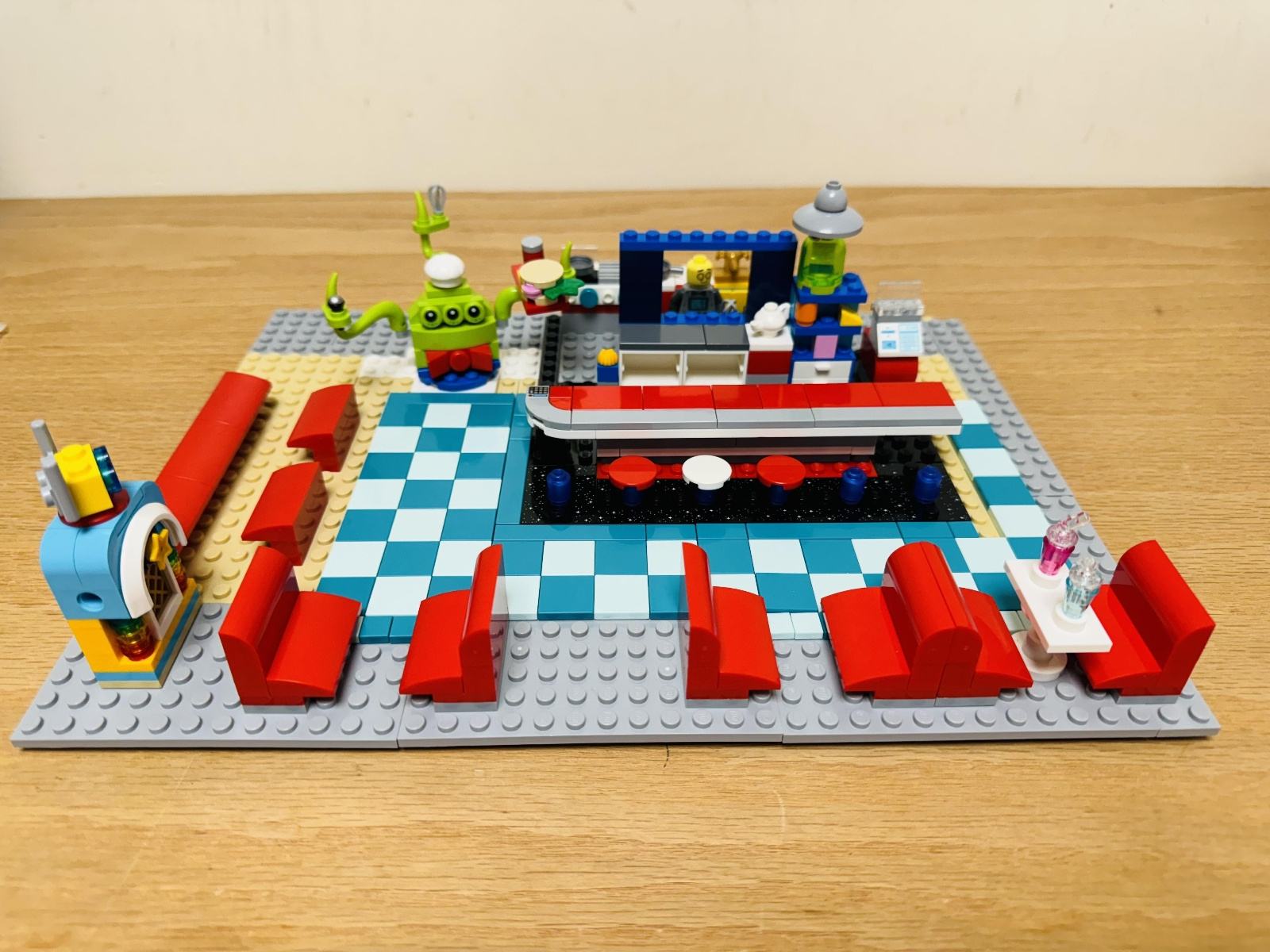 alien space diner 40687