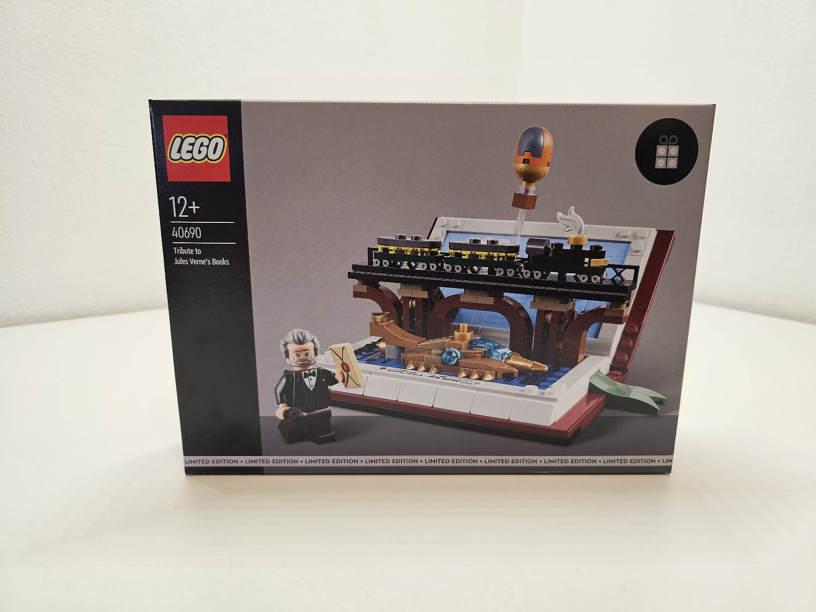 LEGO 40690 Tribute to Jules Vernes Books