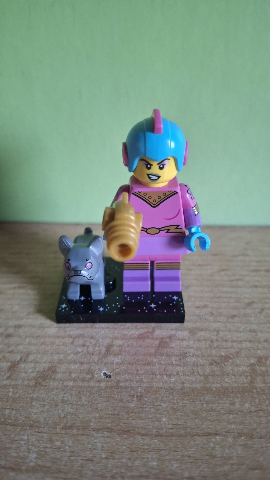 Lego CMF - Retro space heroine