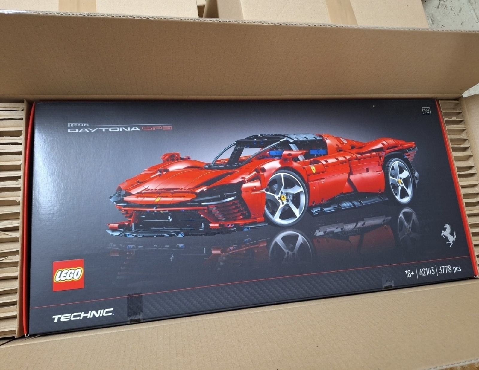 LEGO® Ferrari Daytona SP3- 42143 - NOVO