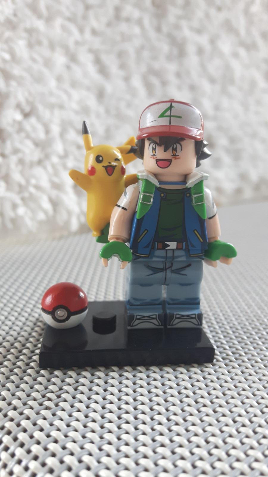 Pokemon LEGO figurica Pikachu i Ash figura igračka USKRS poklon