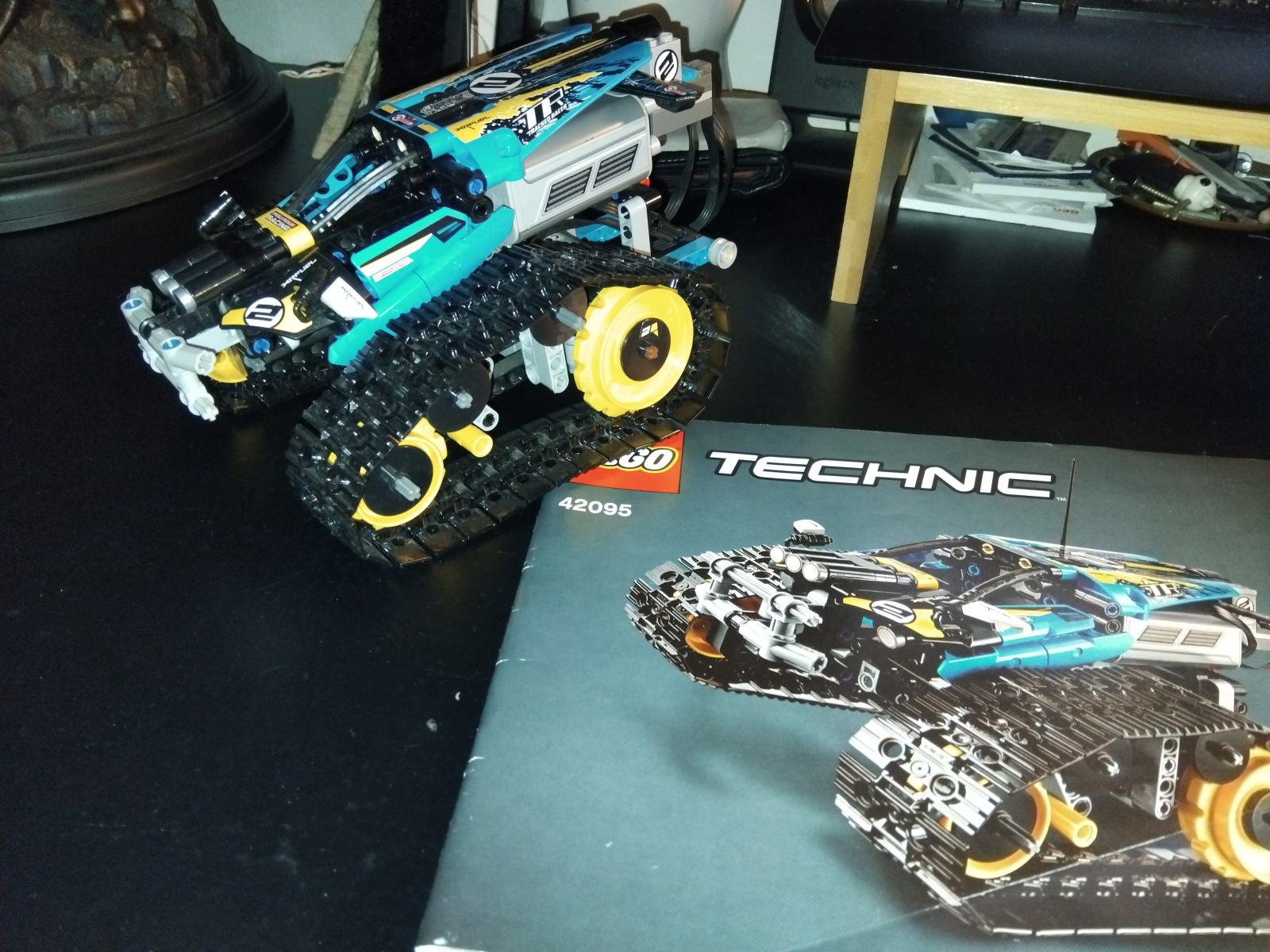 Prodajem LEGO Technic set 42095 Remote-Controlled Stunt Racer