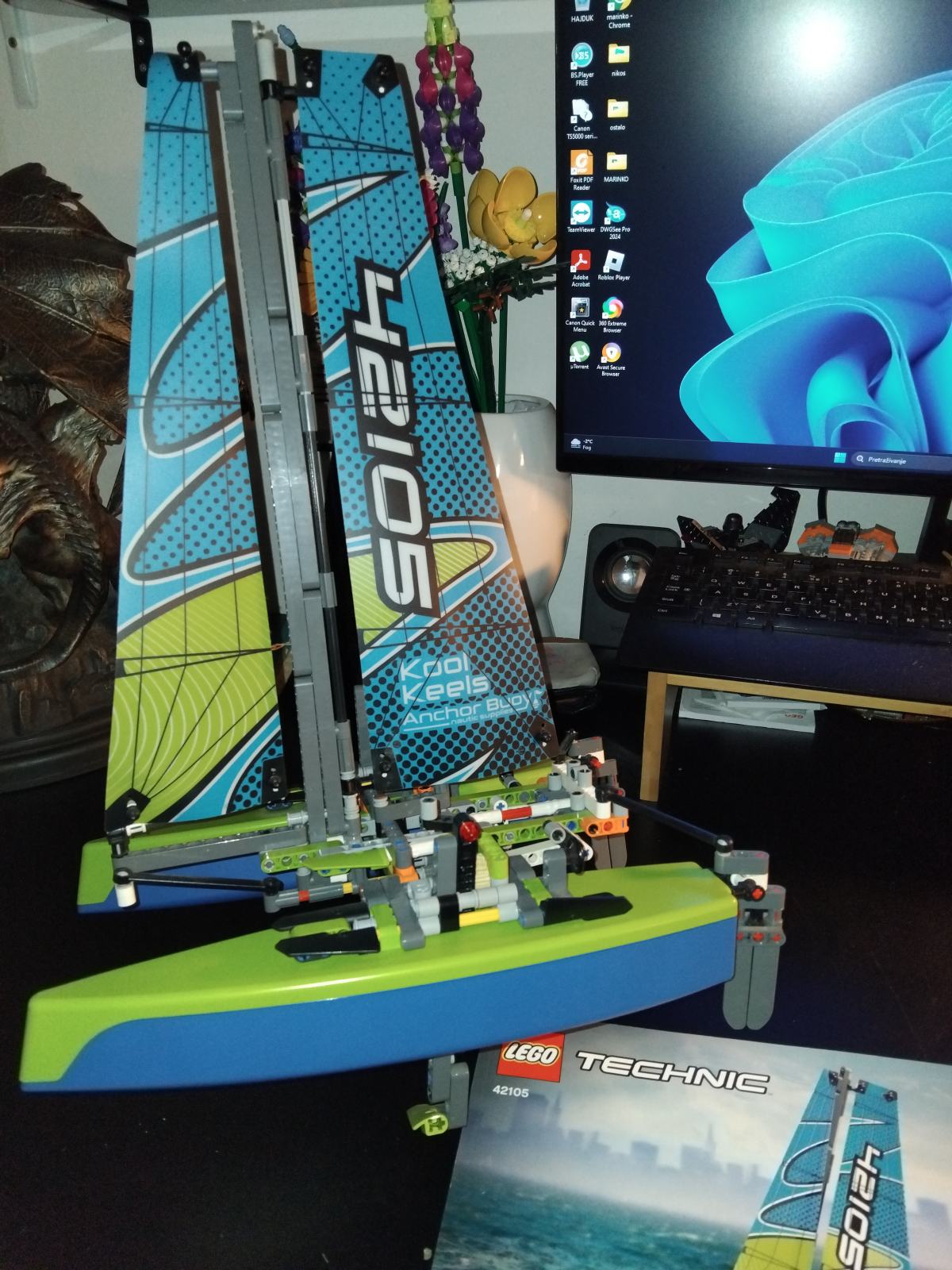 Prodajem LEGO Technic set 42105 Catamaran