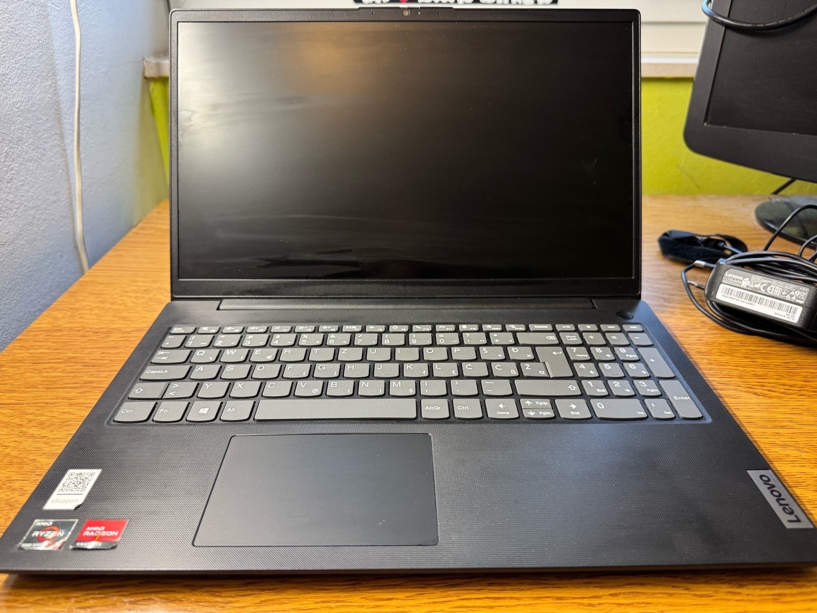 NEISPRAVAN LENOVO LAPTOP