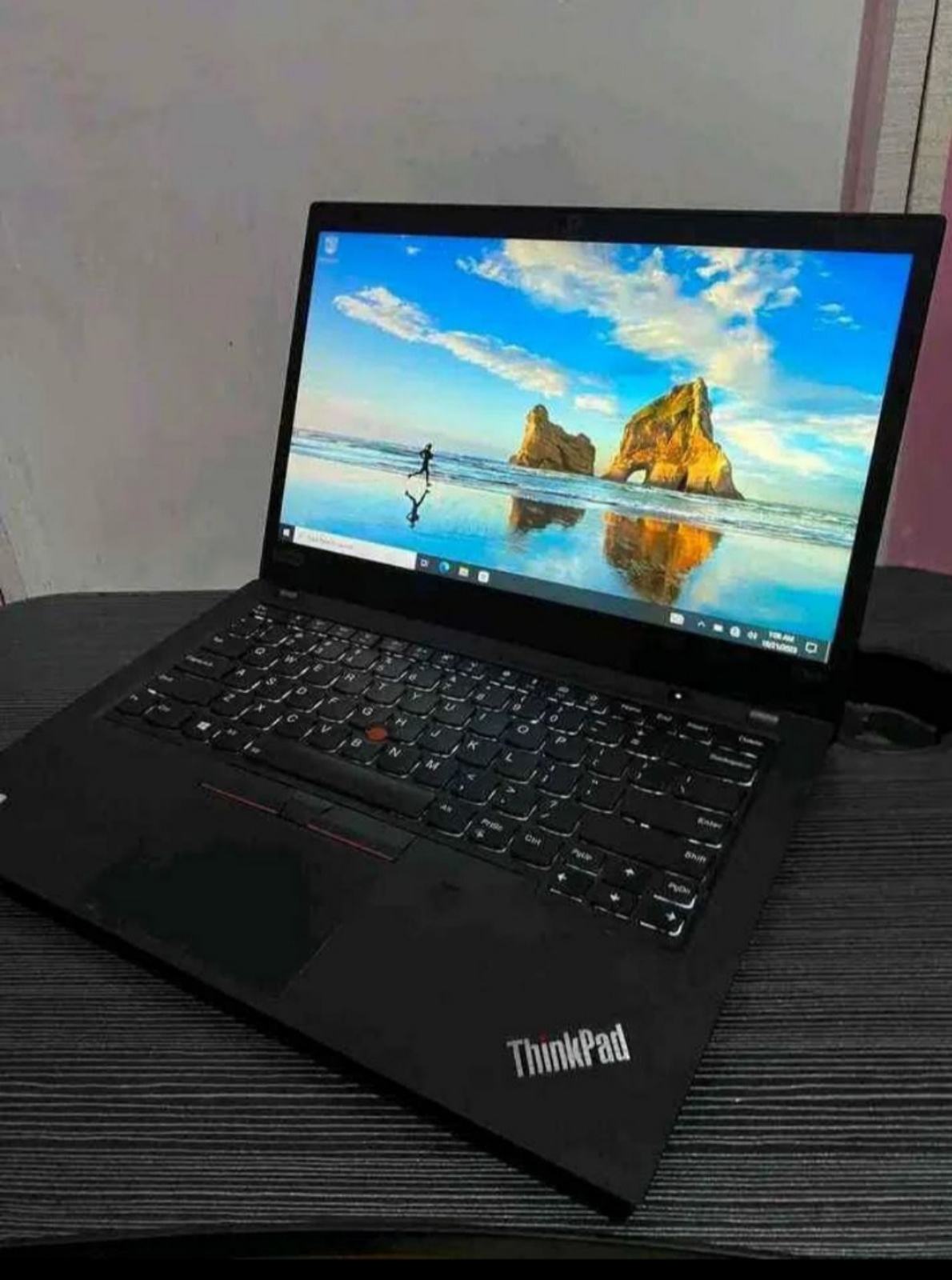ThinkPad T490 (i5-8265u/8GB RAM/NVME SSD/14 FHD TOUCHSCREEN)