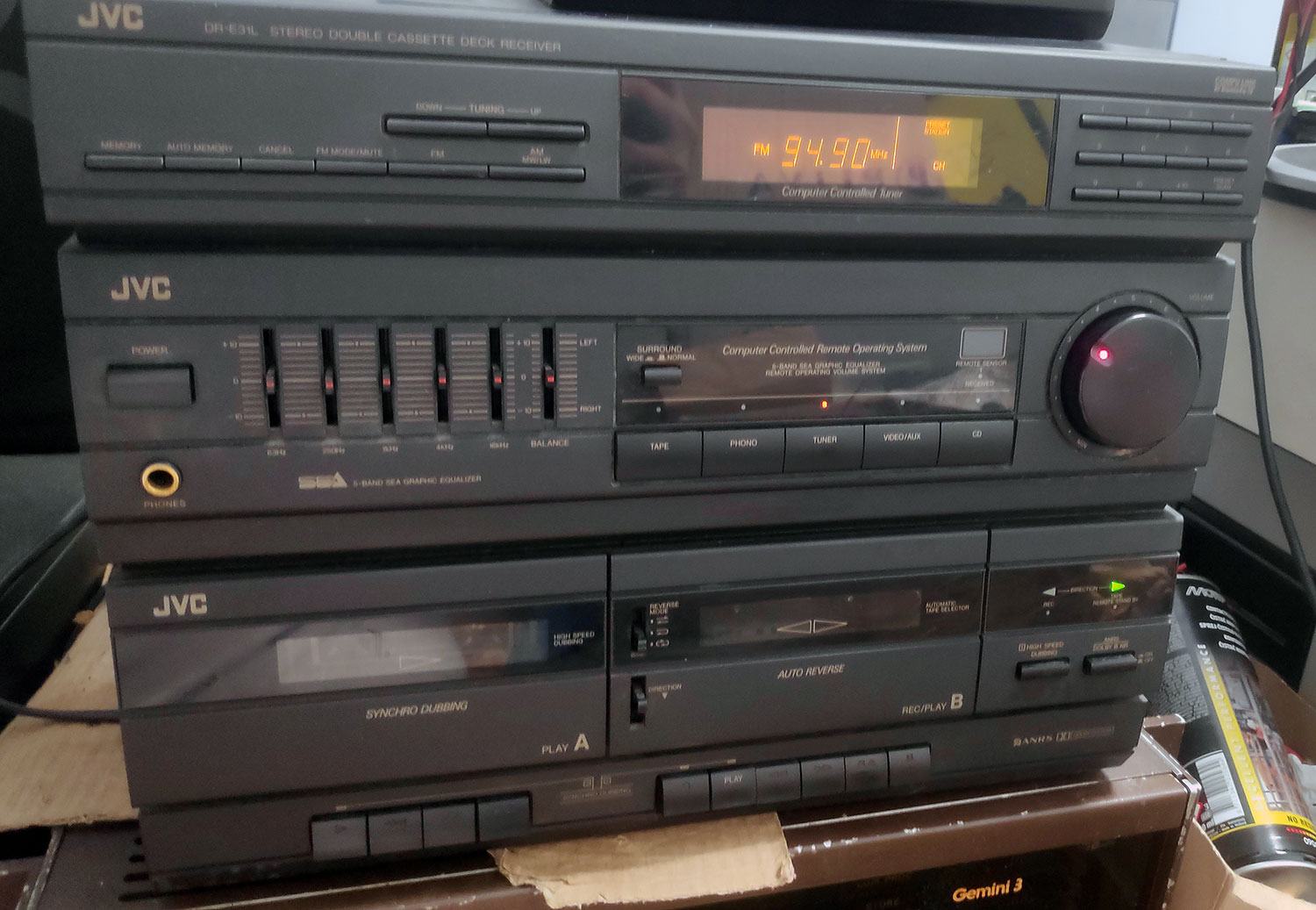 Linija JVC DR-E31LBK s zvučnicima i daljinskim SP-E31BKE E31