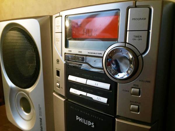 MUZIČKA LINIJA PHILIPS MC-110 SA DALJINSKIM I ZVUČNICIMA