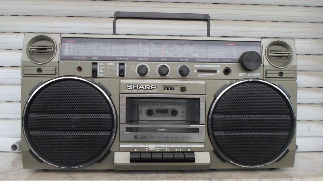Radiokasetofon SHARP GF 5757 iz 1980-tih,Japan