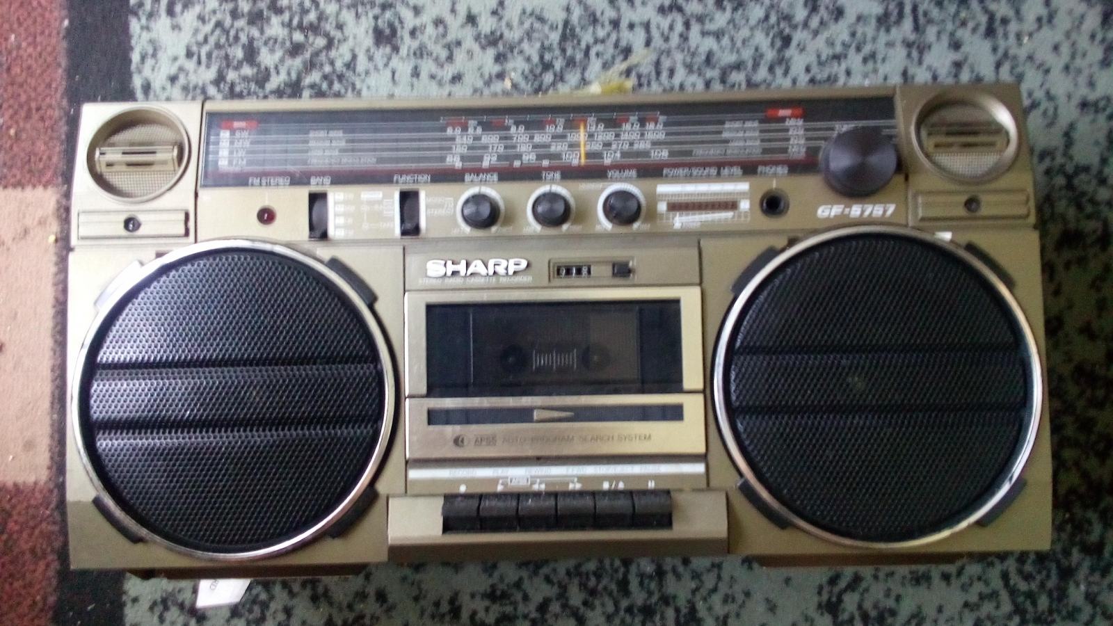 sharp radiokazetofon GF-5757