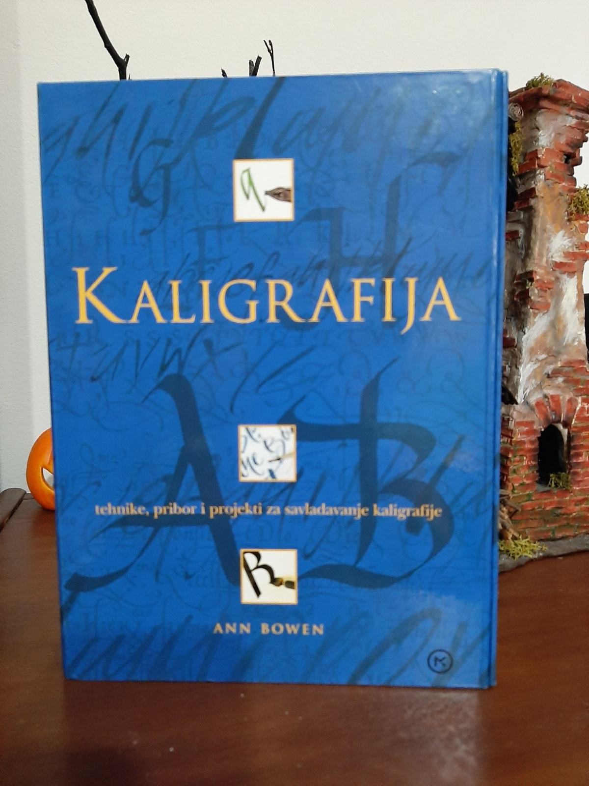 Ann Bowen - Kaligrafija, Mozaik knjiga