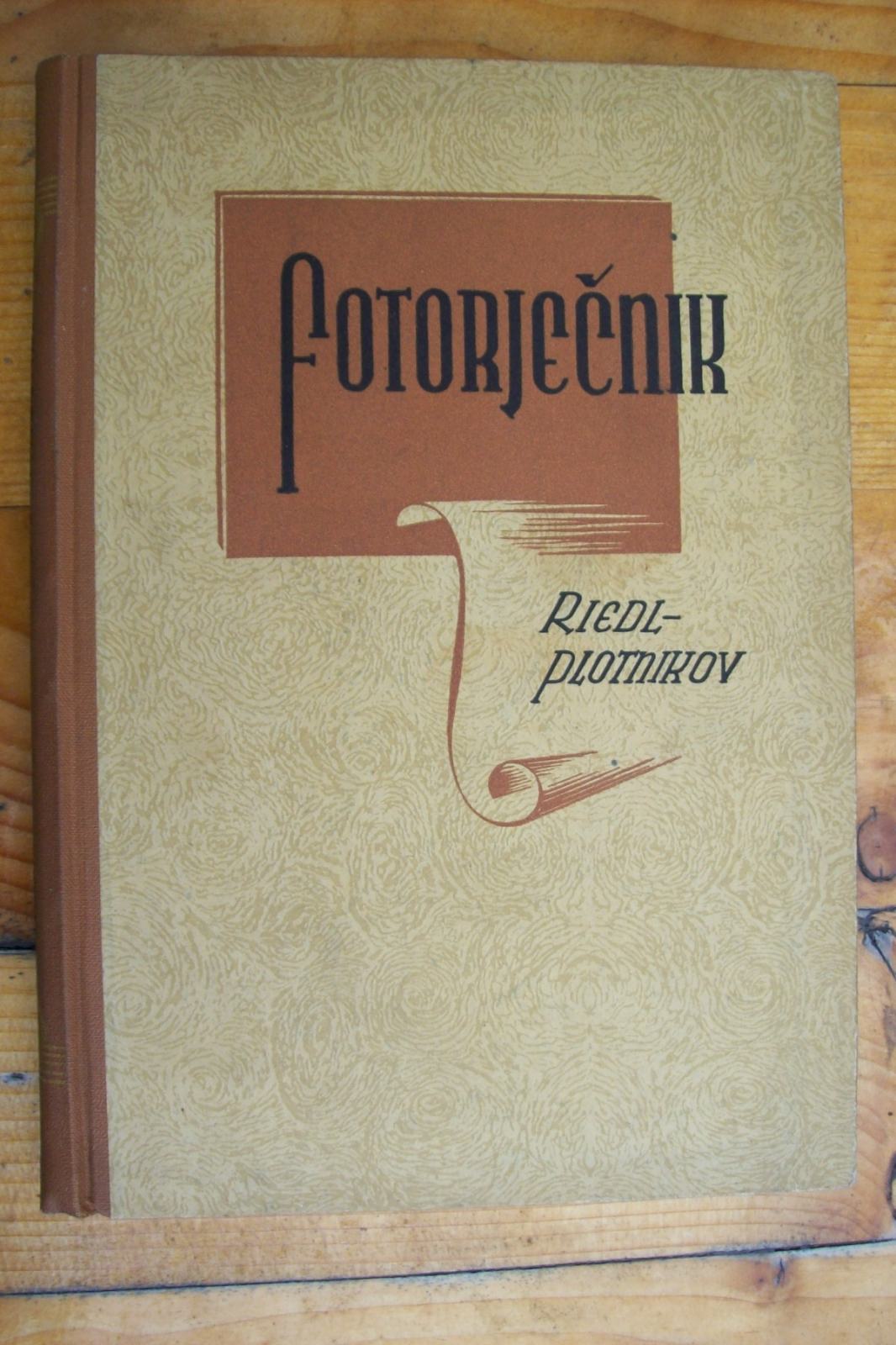 FOTORJEČNIK - Viktor Riedl / Maks Plotnikov