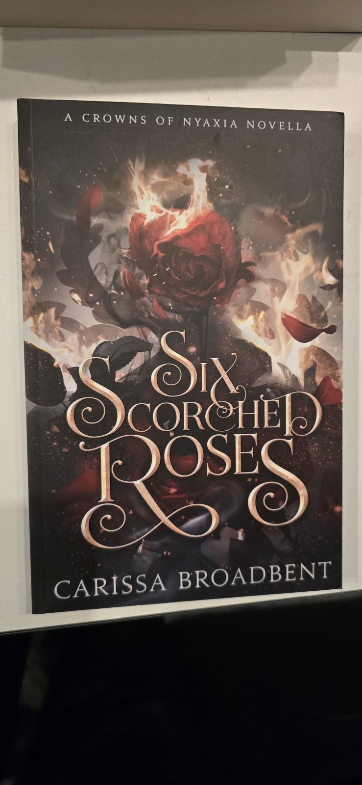Six Scorched Roses od Carisse Broadbent, meki uvez, nova, za 12 eura!
