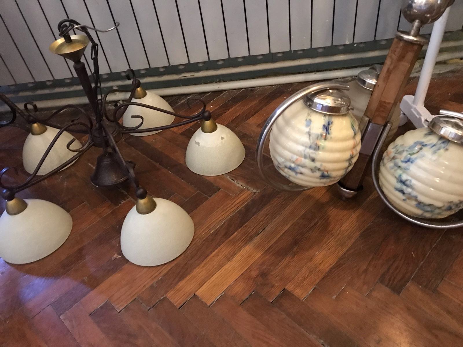Lusteri visilice,nočne lampe, kugle i stakla podne