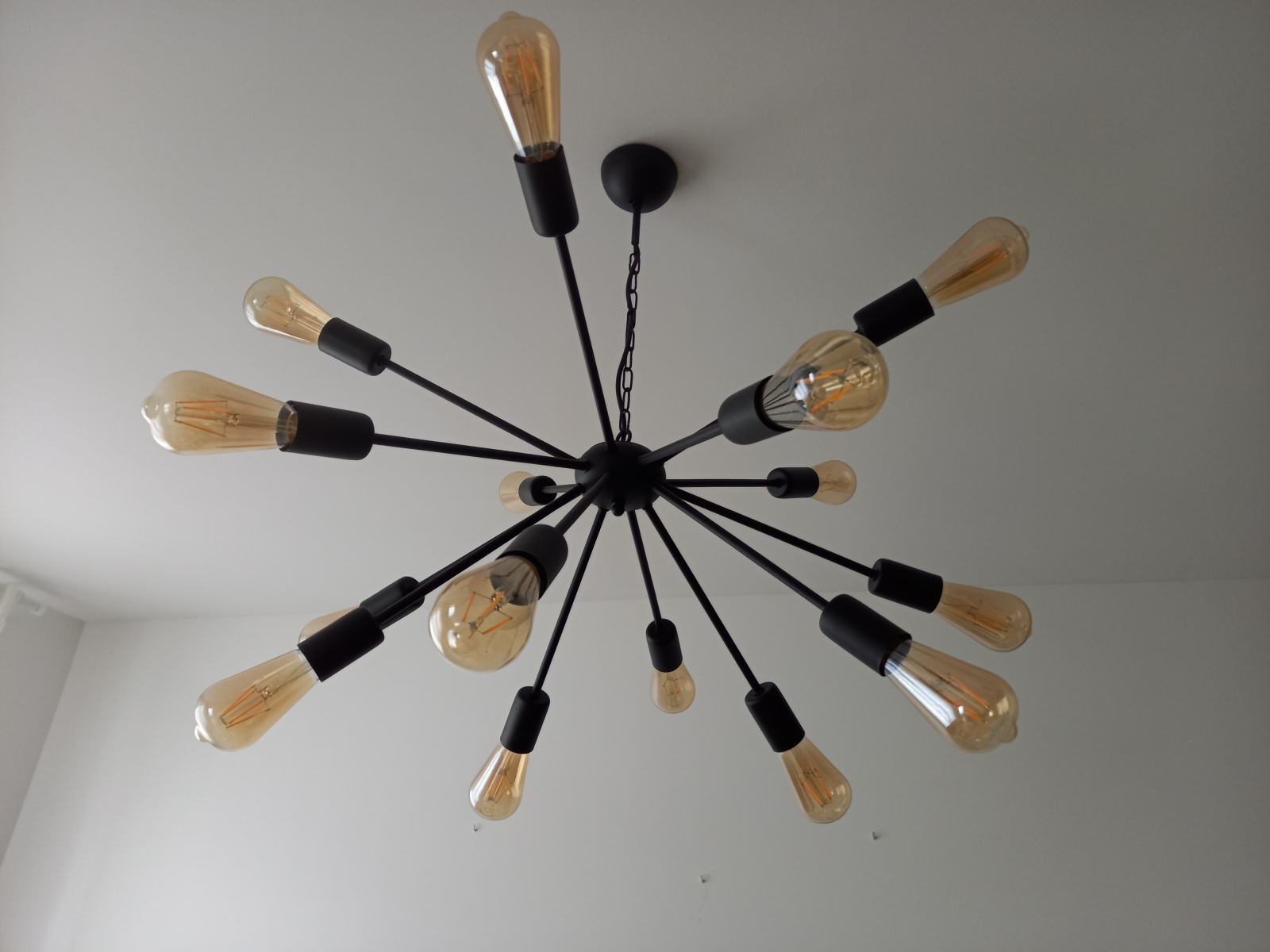 Novi moderni luster i pripadne LED žarulje