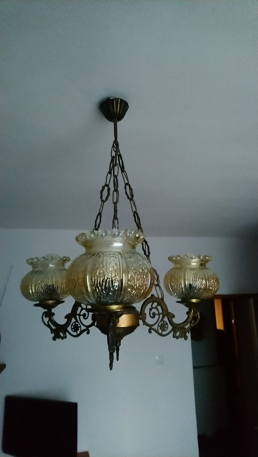 Starinski luster od mesinga