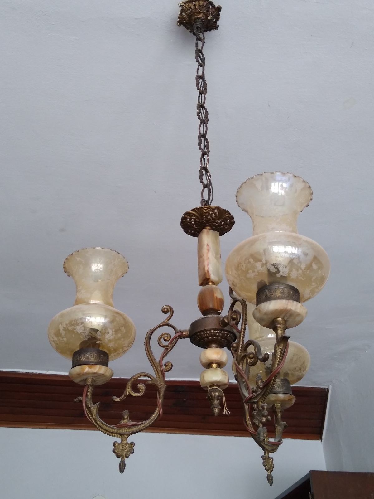 Starinski mesingani luster s tri lampice