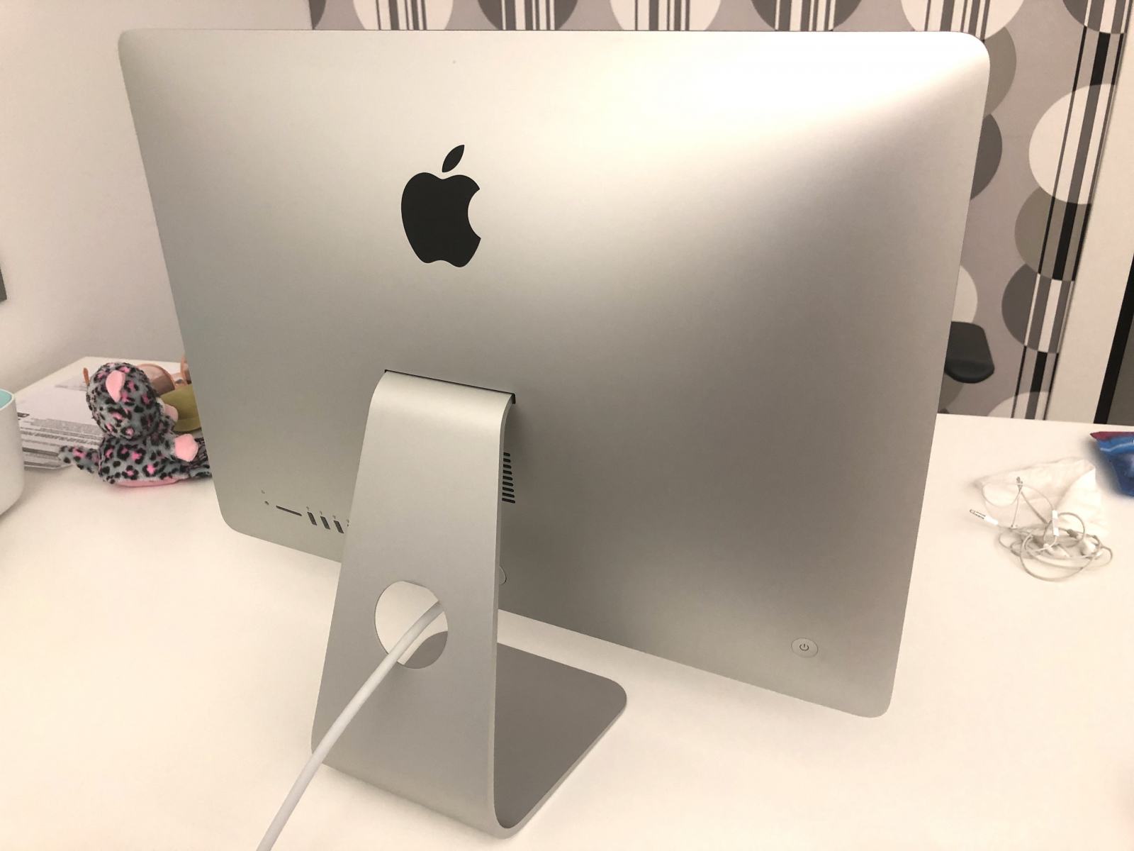 APPLE iMac - 21.5” LED-backlit display