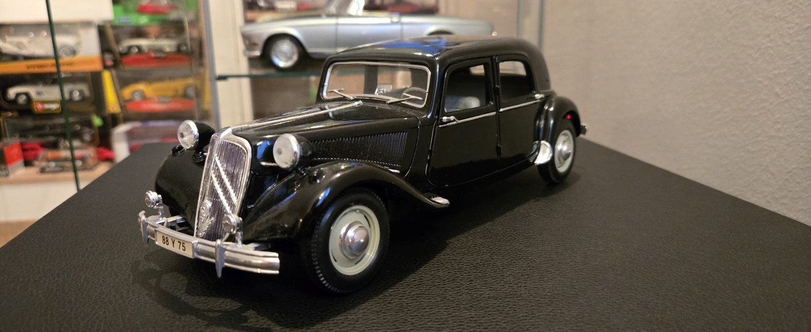 Citroën 15CV Traction Avant , 1:18 by Maisto