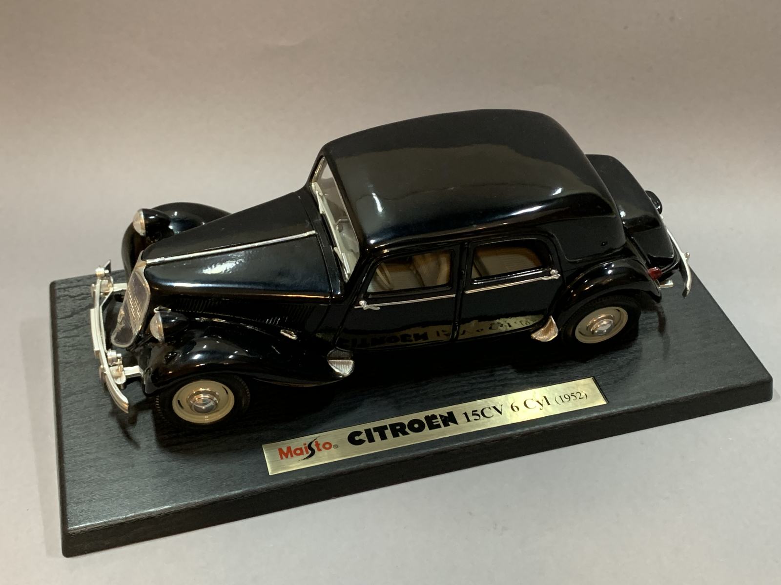 CITROEN 15CV 6 Cyl. iz 1952. Maisto 1:18 Vintage model maketa diecast