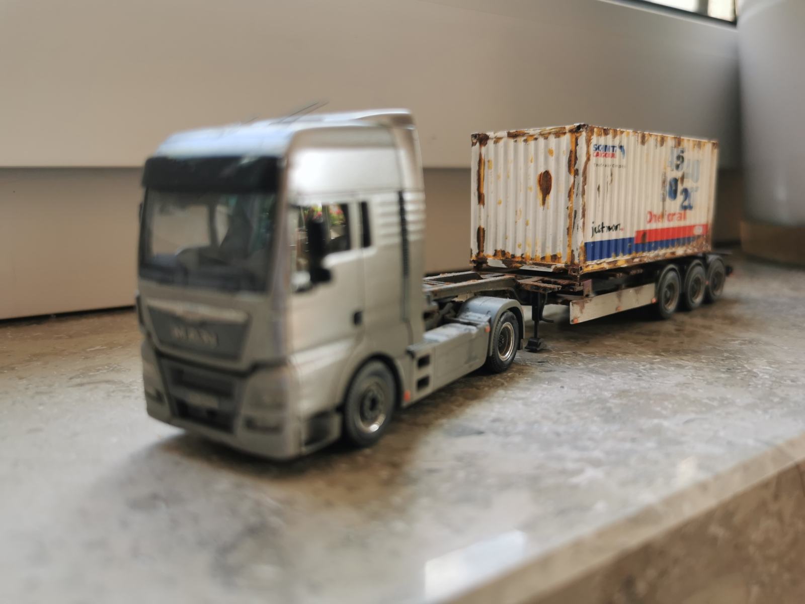 MAN TGX, sa 20 ft Container, doradjen, prljav, zastarjel, 1:87