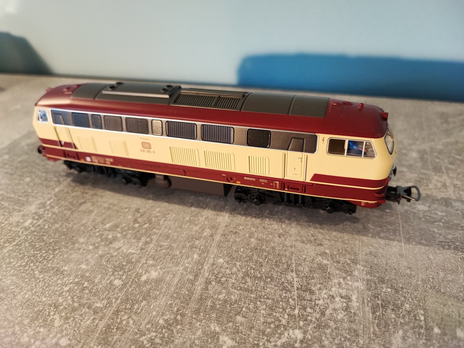 Piko HO lokomotiva , skretnice i gornji vod