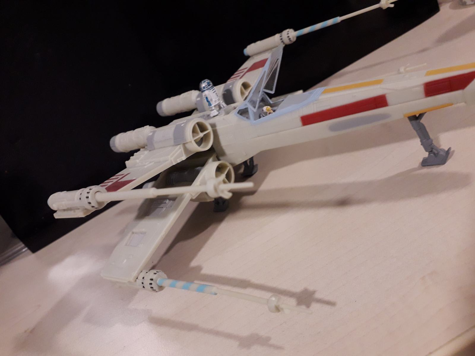 X-WING FIGHTER S R2-D2 I LUKEOM SKYWALKEROM