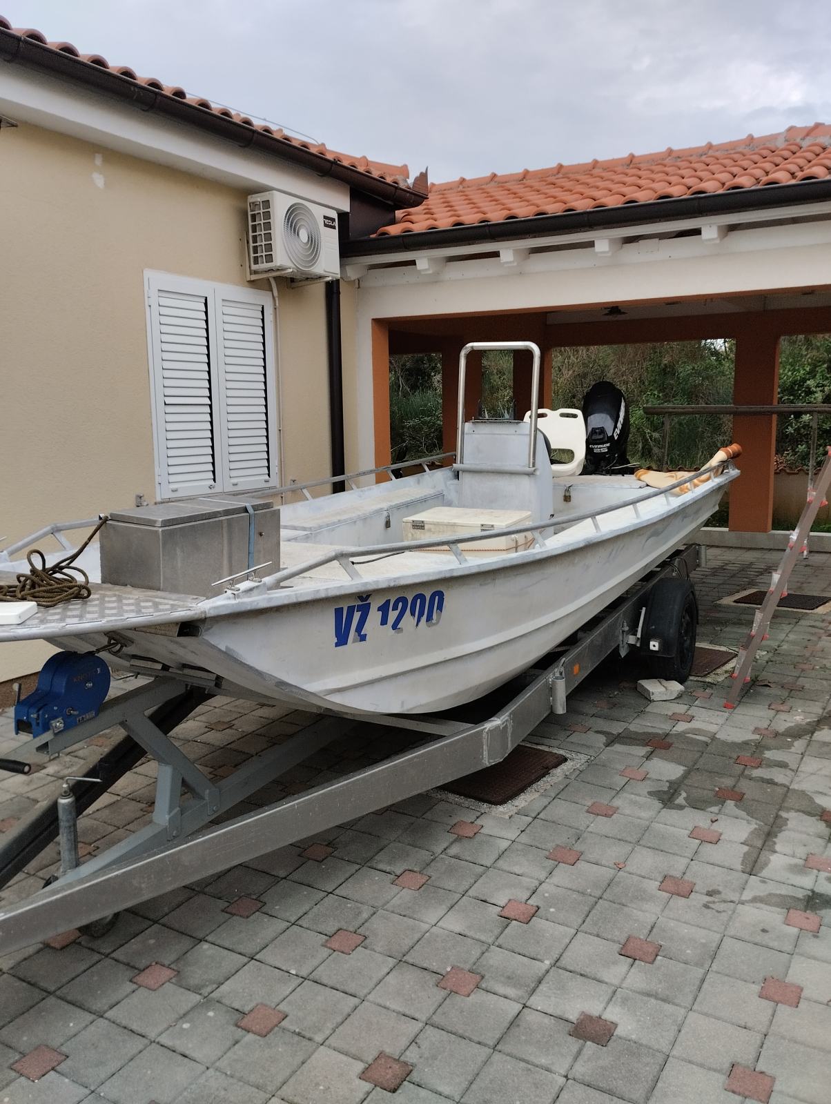 Aluminijski čamac sa motorom + registrirana aluminijska prikolica