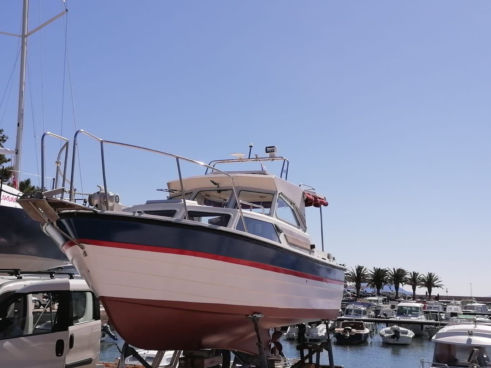 Motorna brodica SAGA 7000