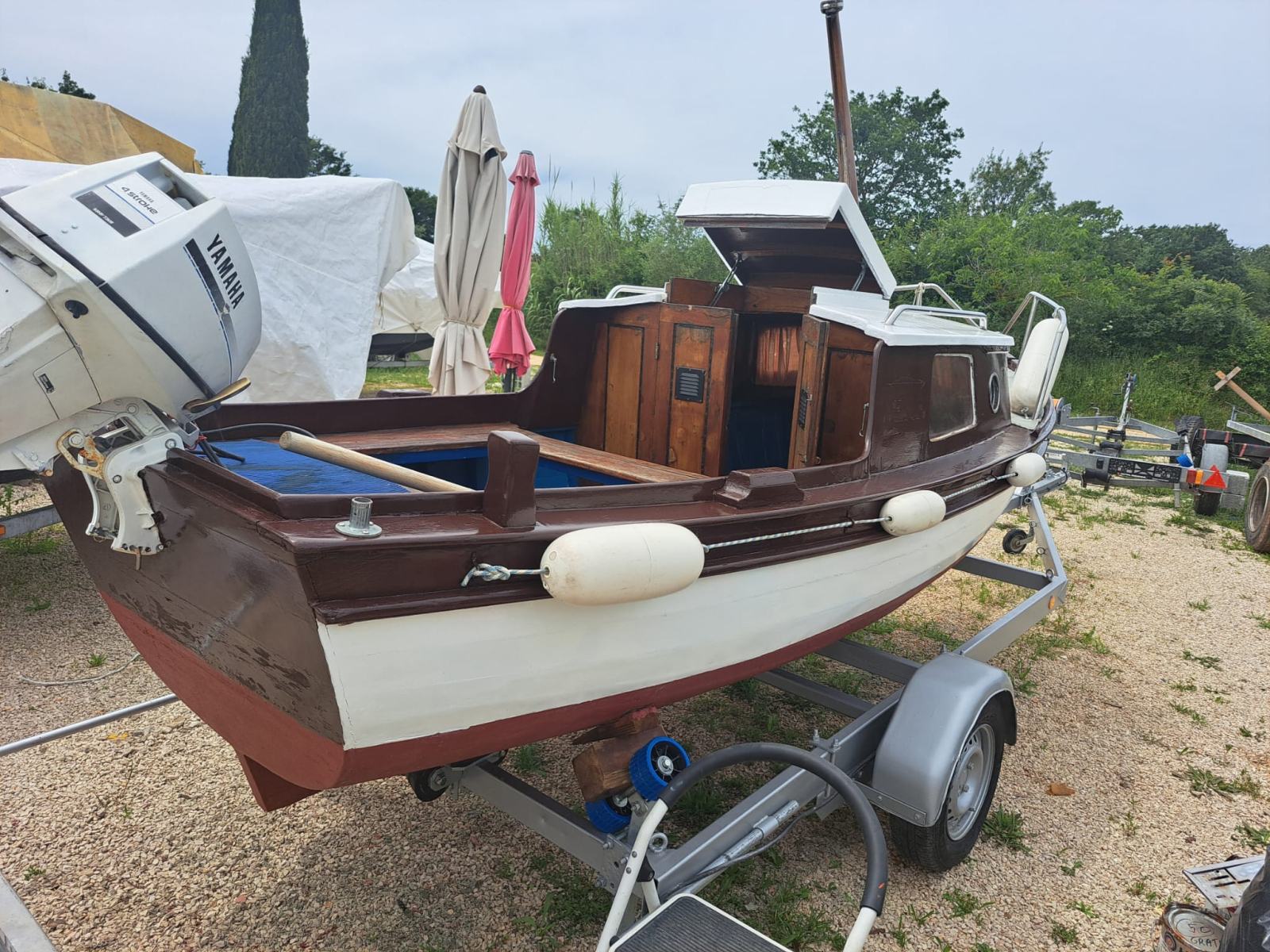 Prodajem drvenu pasaru s kabinom