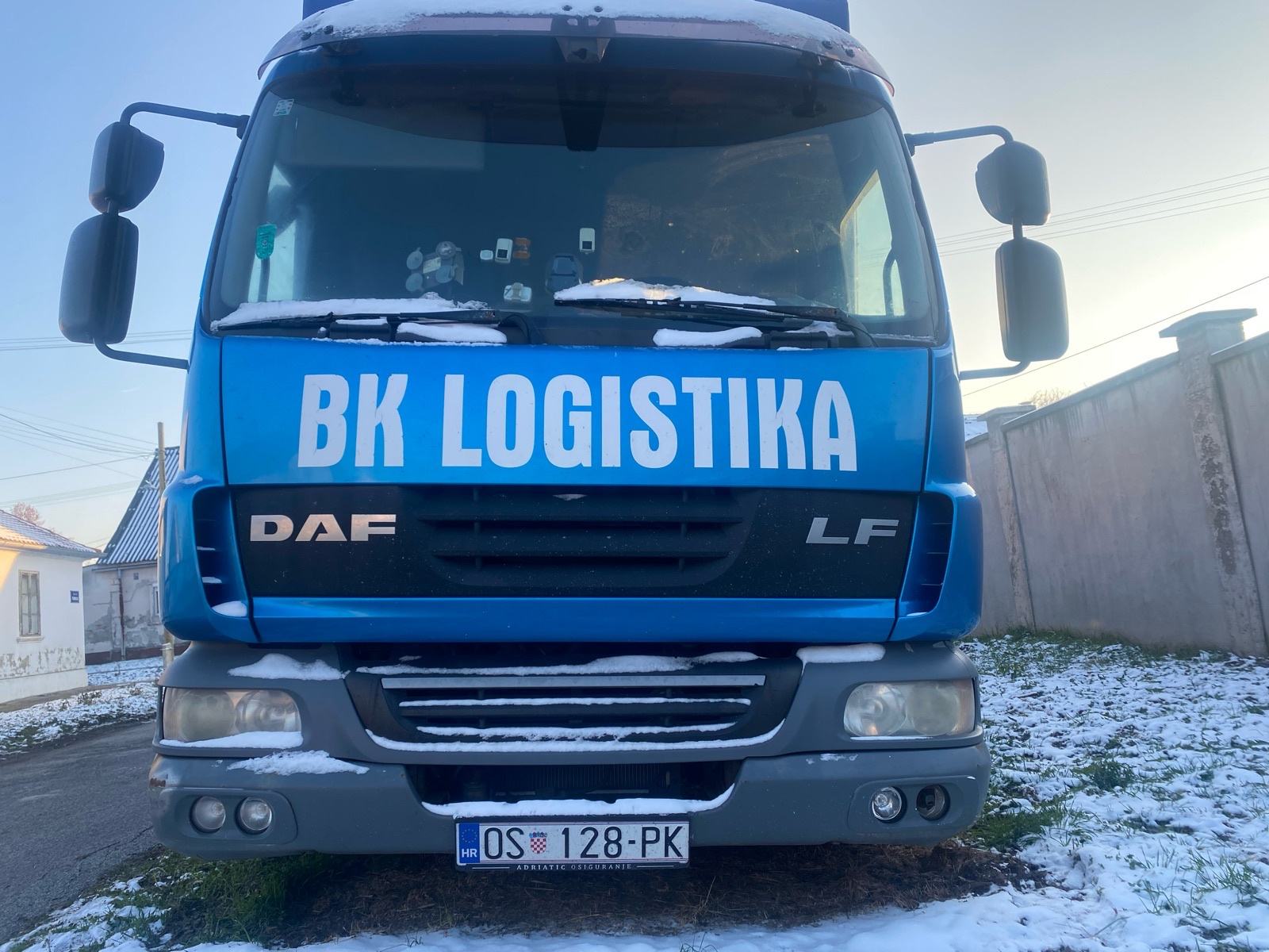 DAF LF solo kamion , sanduk 7x2,5x2.7 sa ceradom radna nosivost 3800kg ...