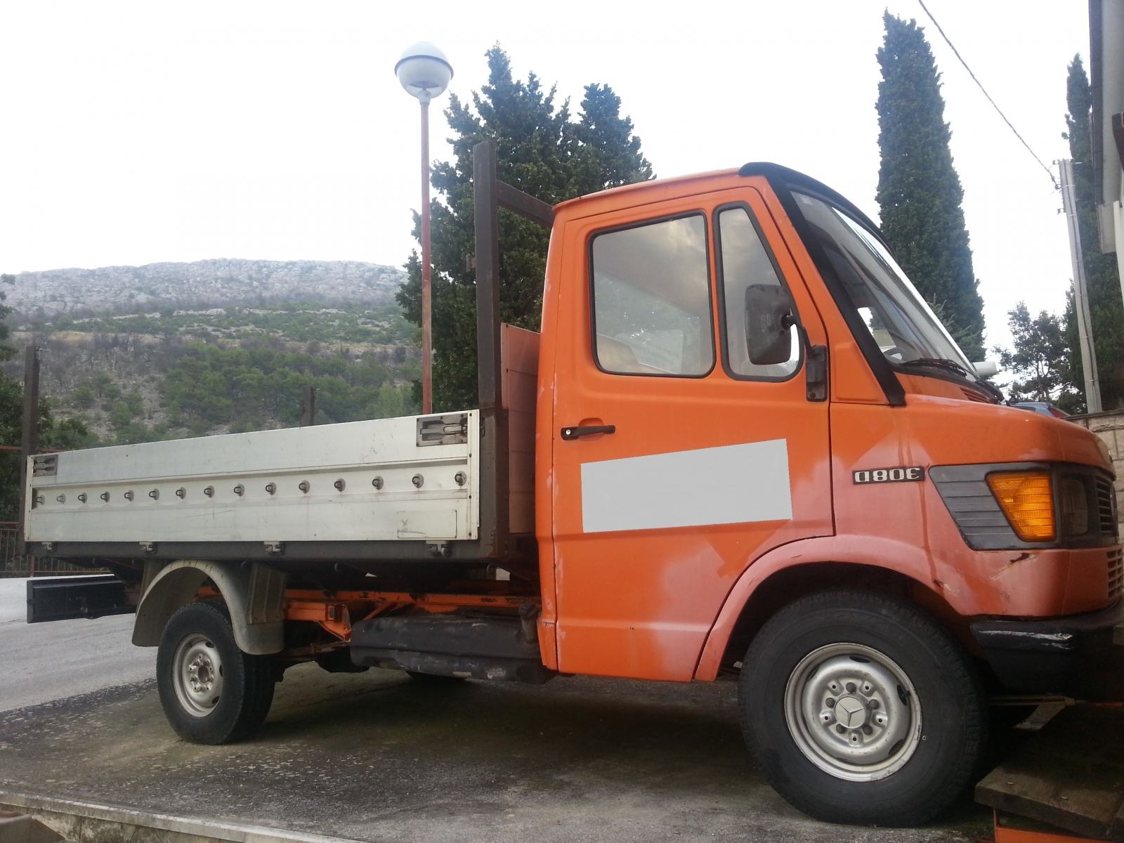 Mercedes 308, 1990 god.