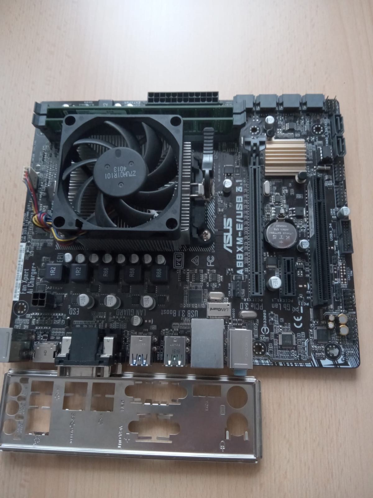 Asus MBO A88XM-E/usb 3.1,CPU A8 5600K 3,6MHz,8 GB Ram 1600 MHz,HD 7560