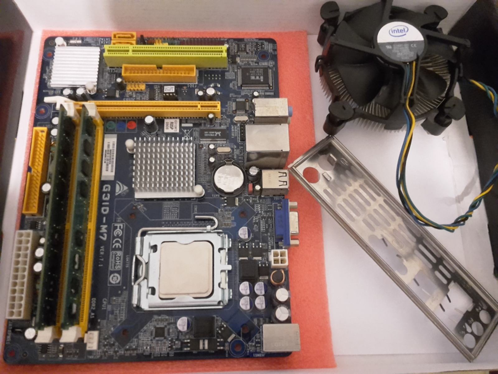 Biostar G31D-M7 + Intel Q8200S (2.33GHz, 4MB, quad) + cooler + 4GB RAM