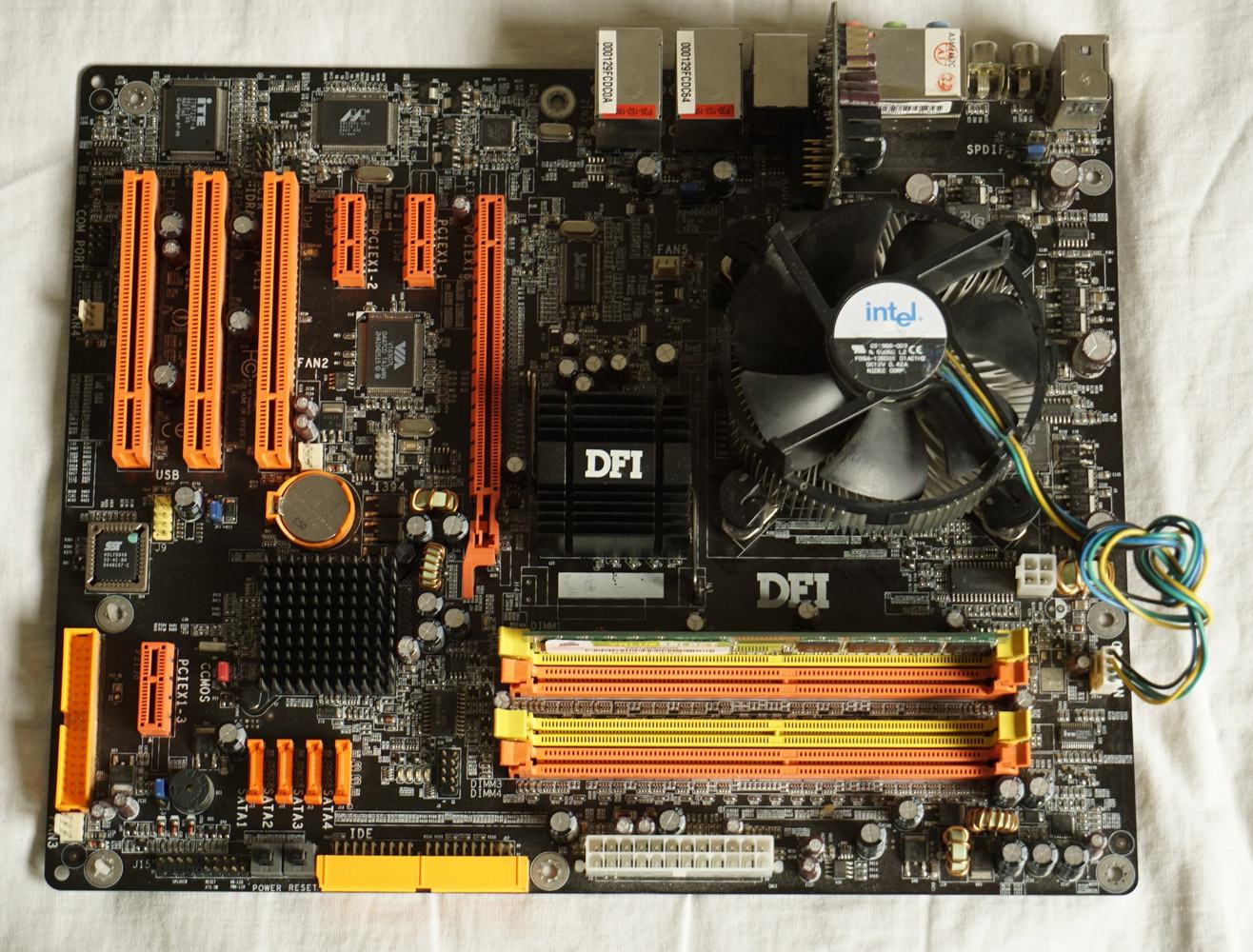 DFI LANParty UT 915P-T12 S775