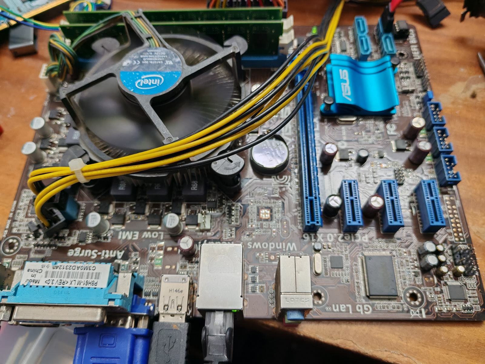 Matična Asus P8H61-M LX socket 1155 + Intel Pentium G2010