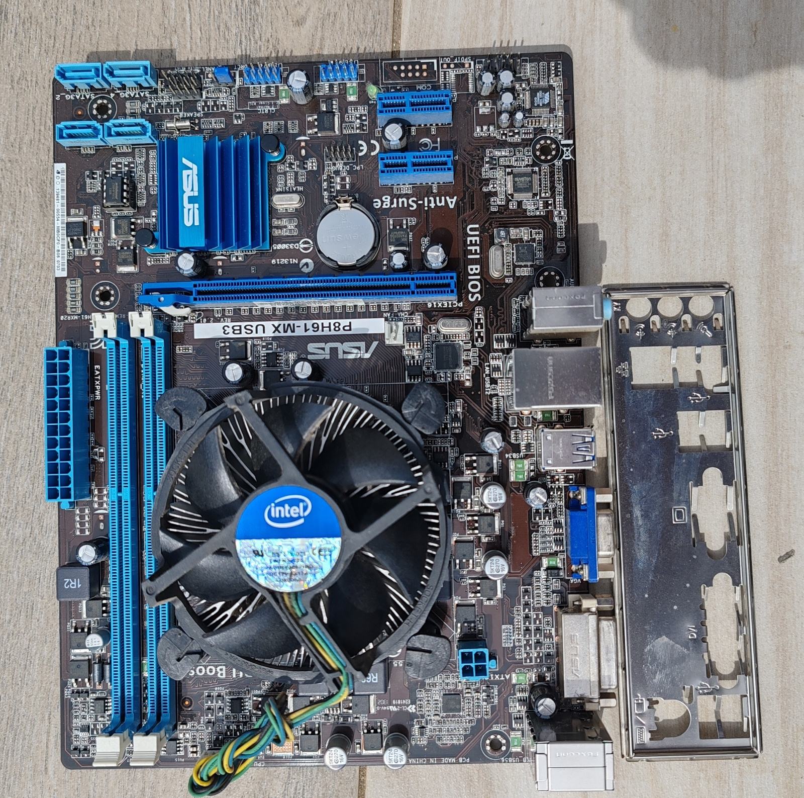 Matićna Asus P8H61-M USB3 lga 1155 s cpu i hladnjak