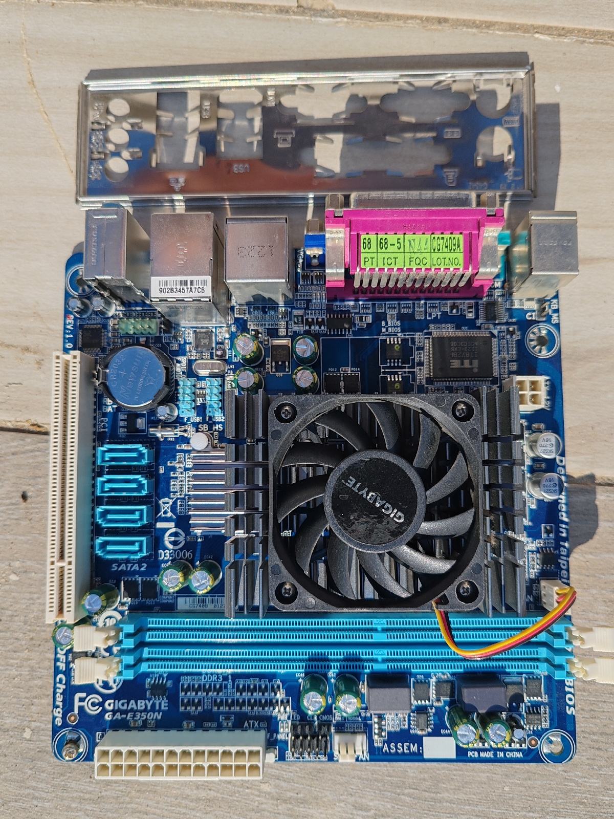 matična Gigabyte GA-E350N s AMD E-350 cpu ITX radeon HD6310 HDMI