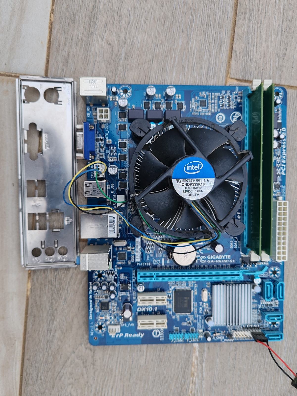 matićna Gigabyte GA-H61m-S Core i3-2100 hladnjak