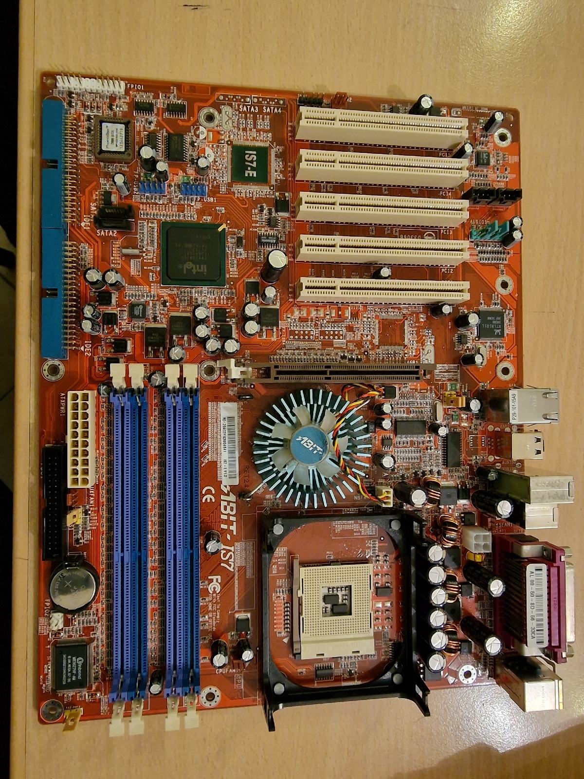 Matična ploča Abit Is7-e