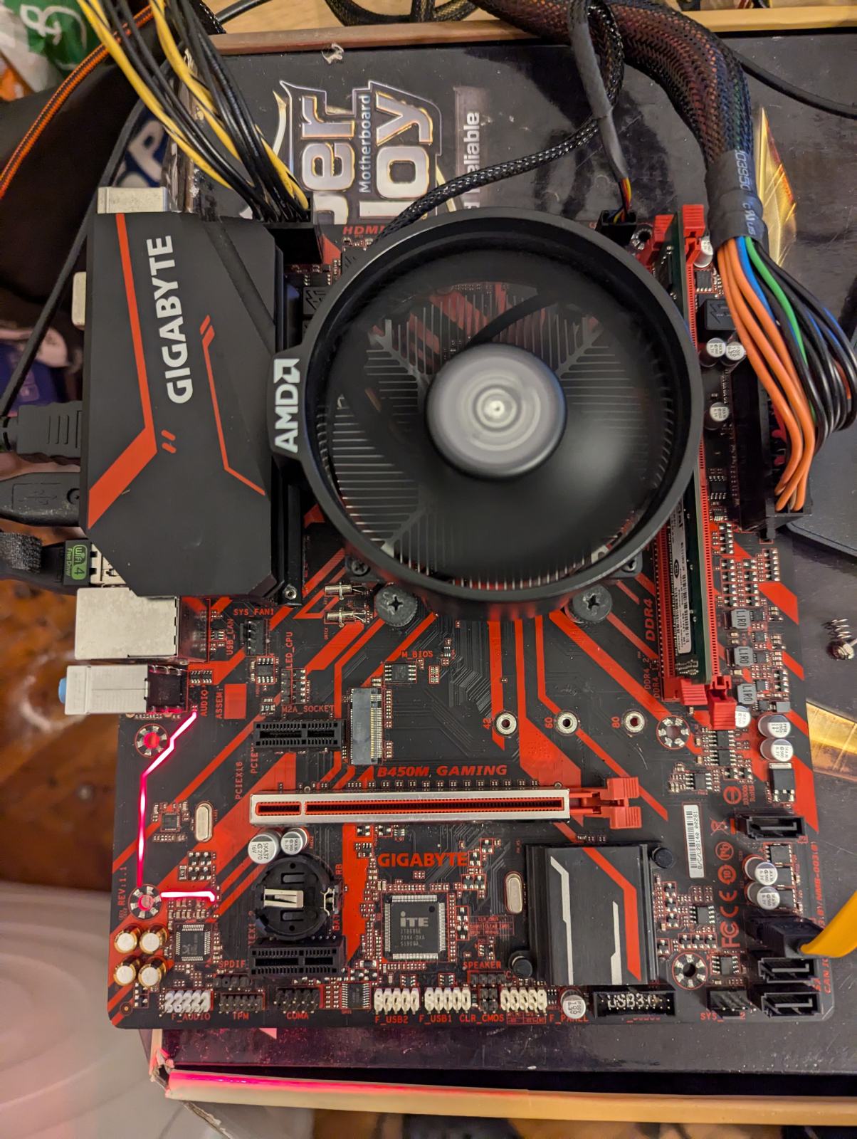 Maticna ploca gigabyte b450m I ryzen 2200