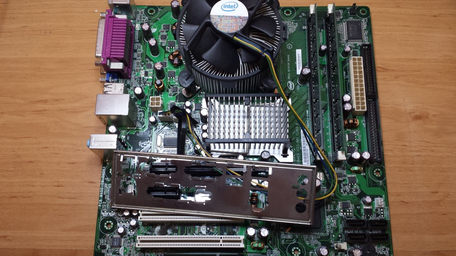 Matična ploča Intel D945GCNL LGA 775 + procesor Intel E7300 + 2 GB RAM