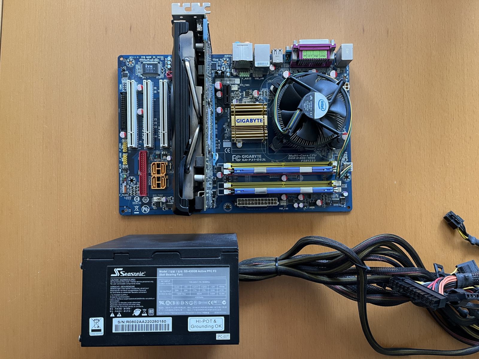 Matična ploča,napajanje i grafička kartica.