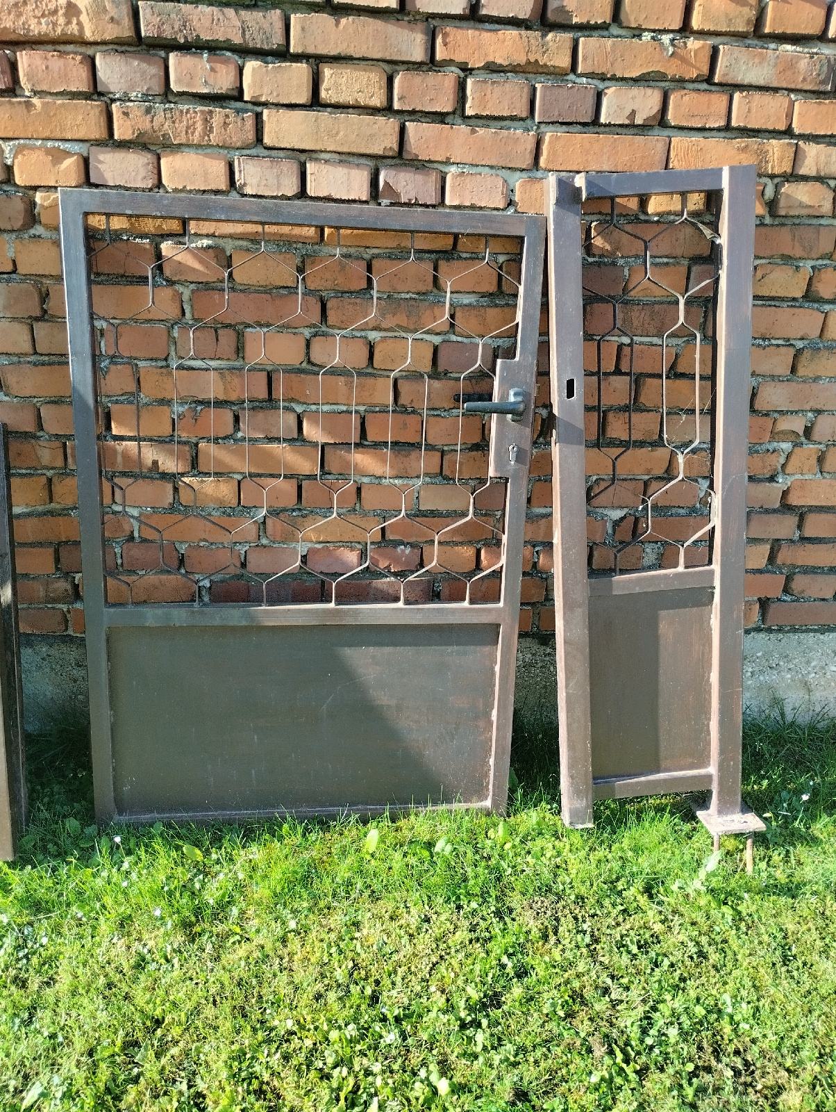 Metalna ograda i vrata