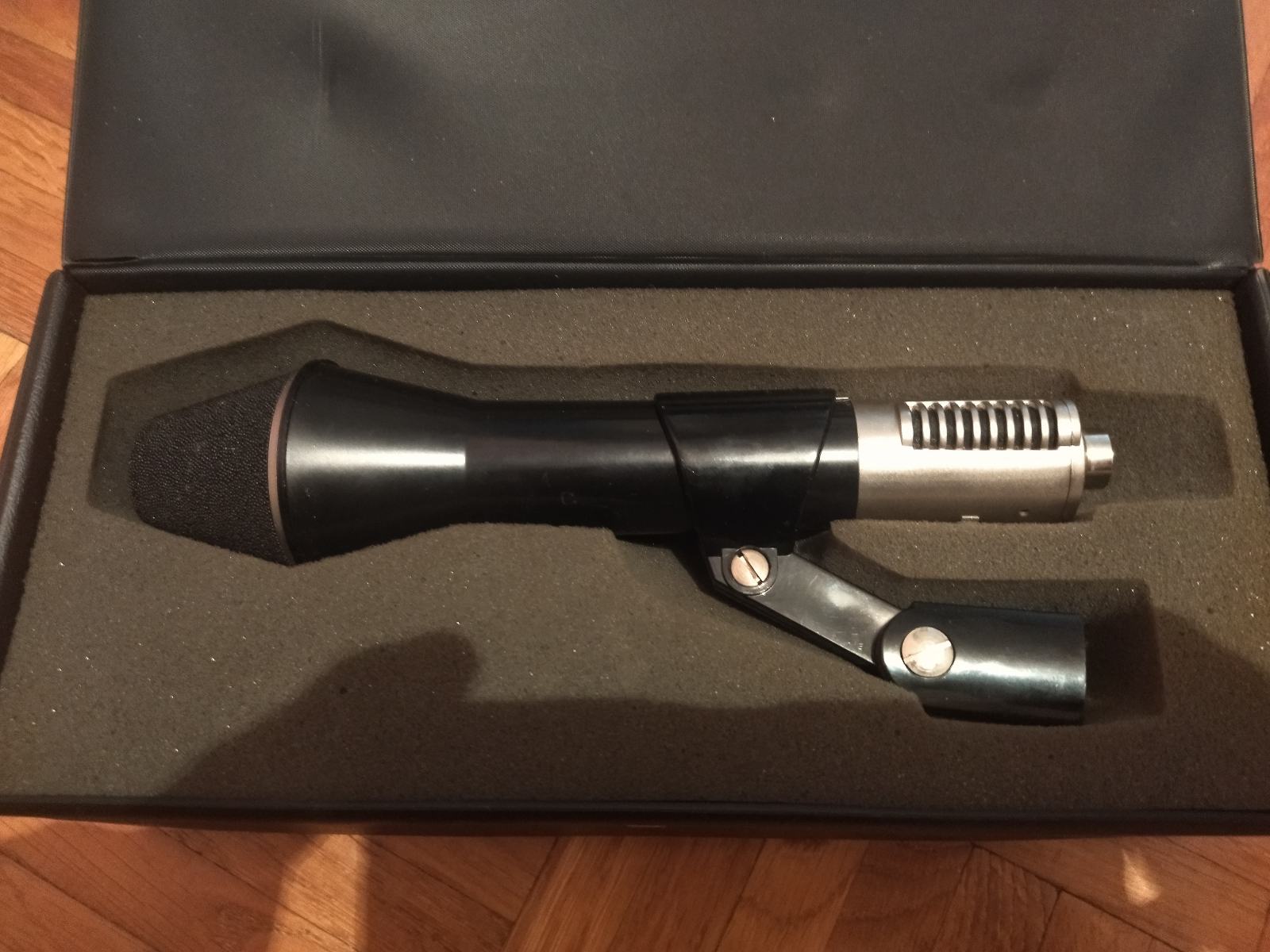 AKG D 202 CS dinamički mikrofon u dobrom stanju s kutijom