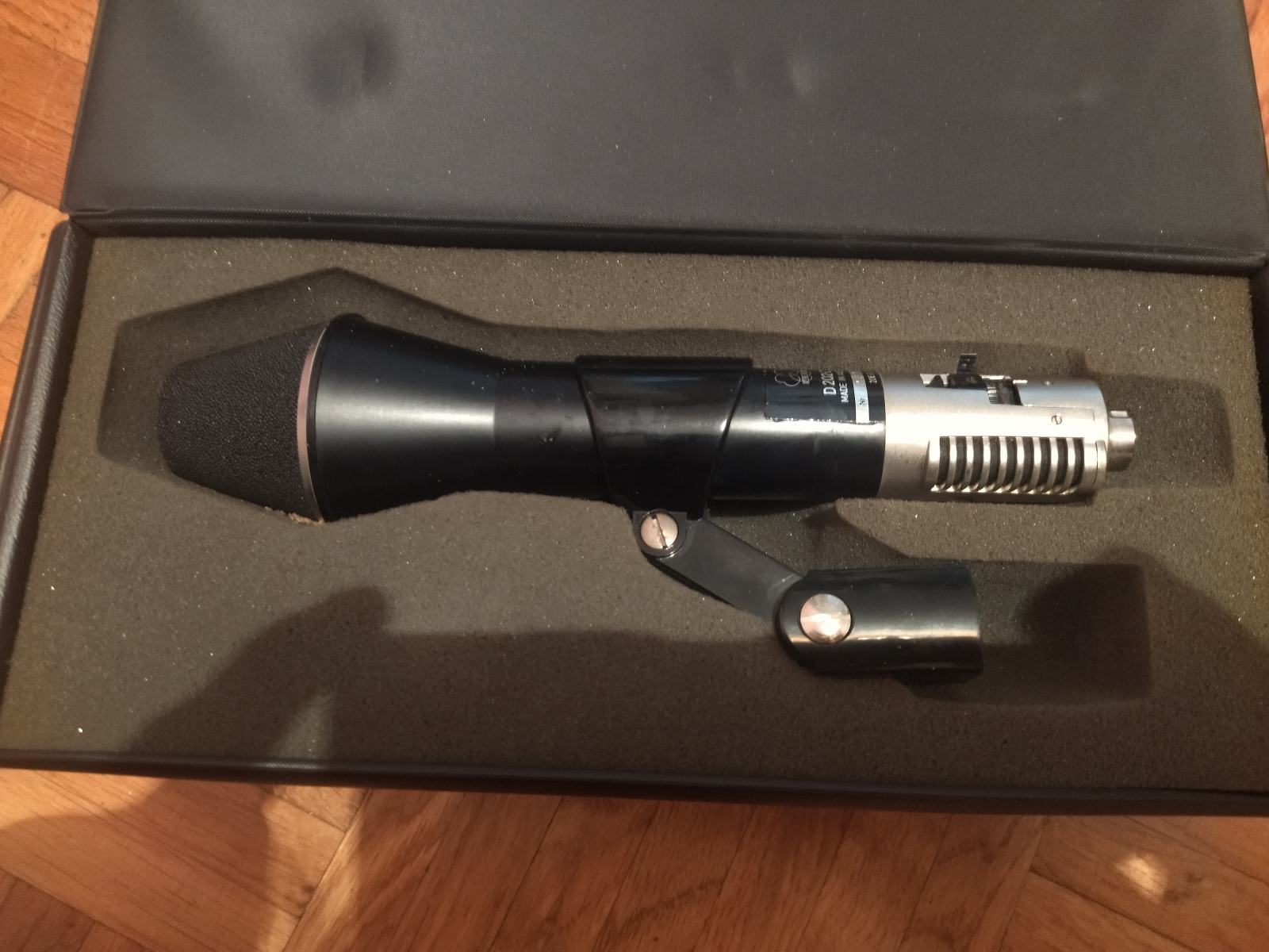 AKG D 202 CS dinamički mikrofon u dobrom stanju s kutijom