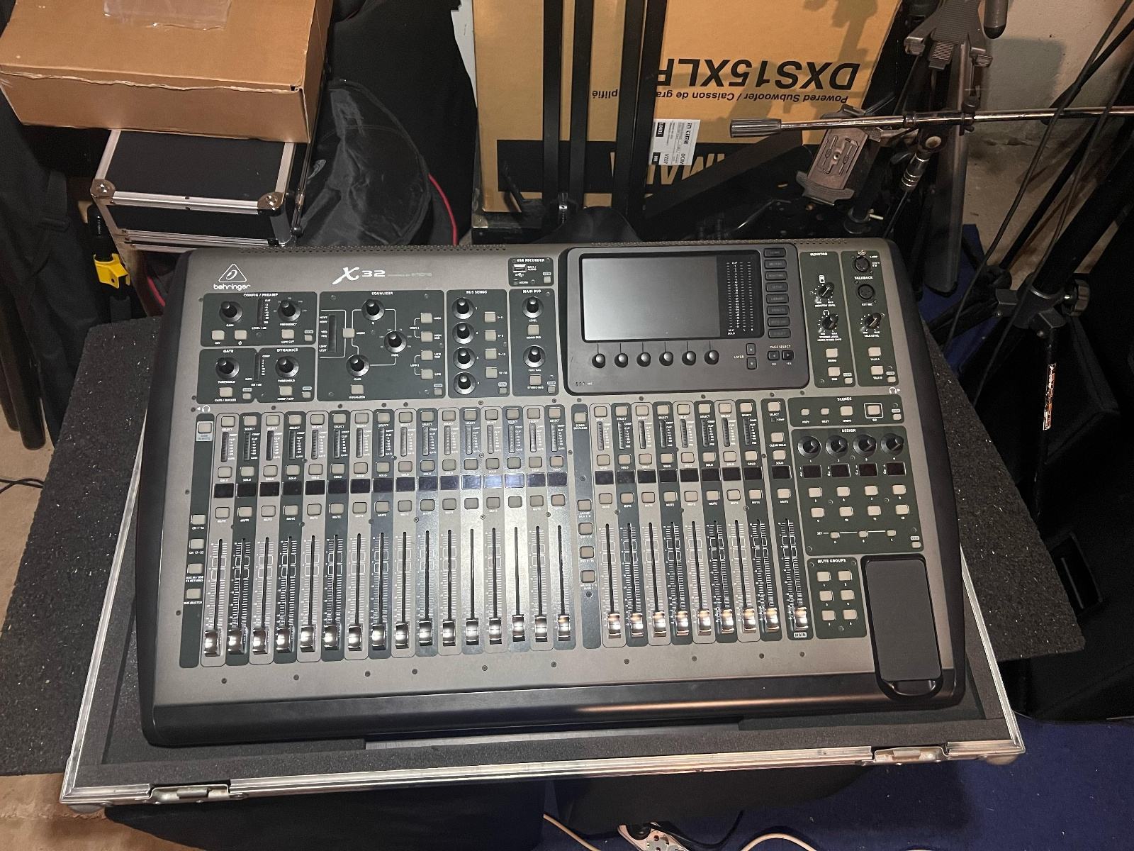 Behringer X32 mixer + case