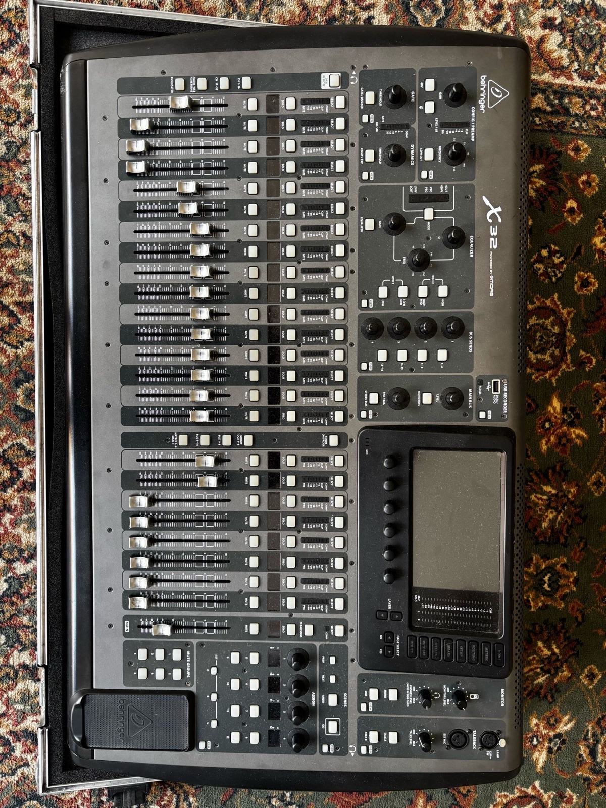 Behringer x32 mixer