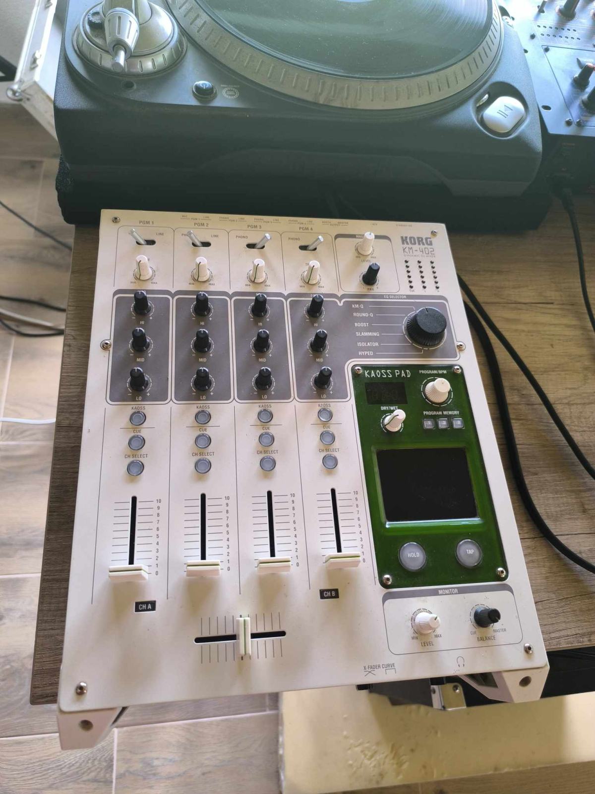 KORG KM-402 Dynamic DJ Mixer sa kaoss pad synth effect